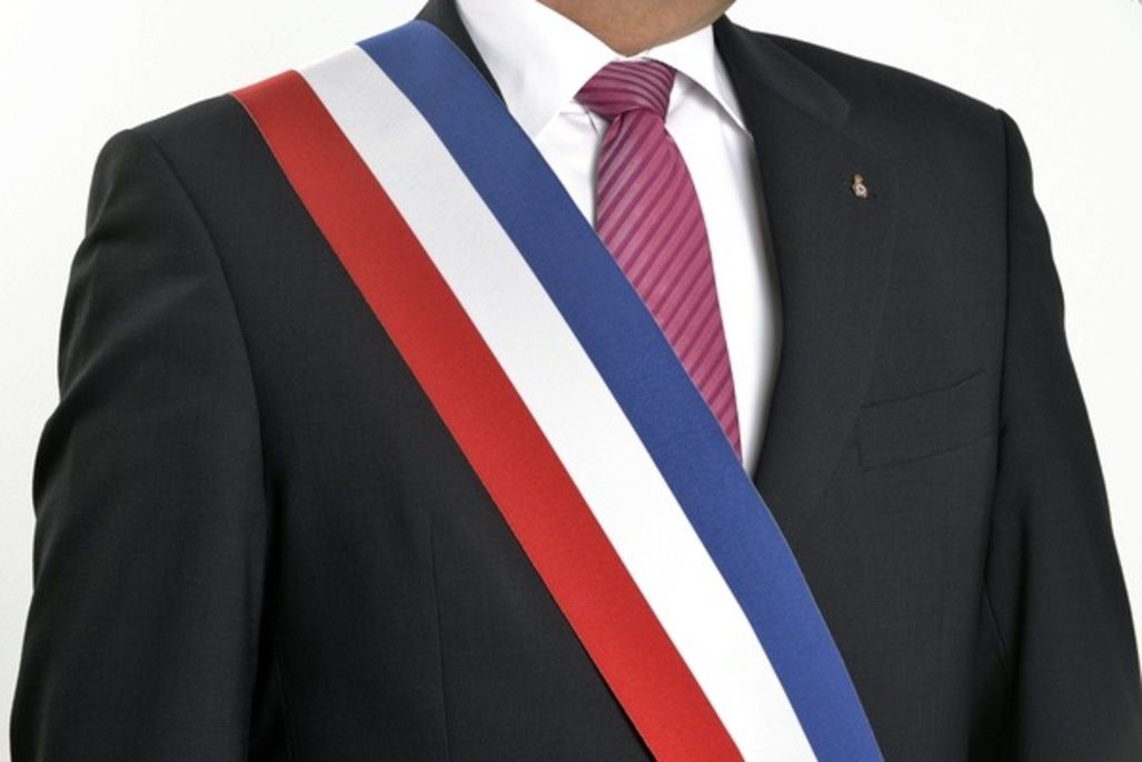 Comment se porte l’écharpe tricolore de maire Comment se porte l’écharpe tricolore de maire